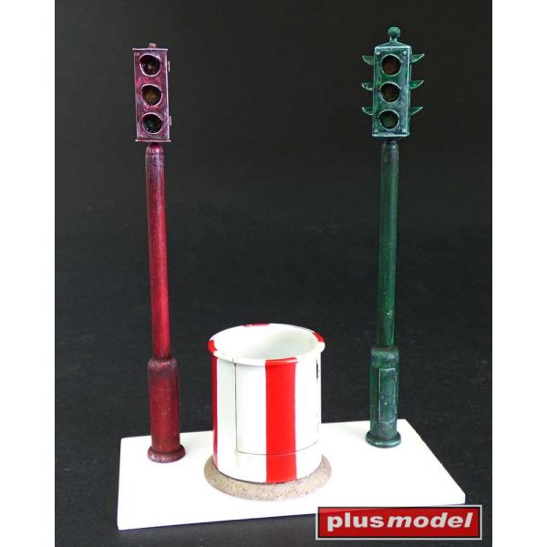 交差点の中央でたまに警官が乗る丸い台一つと柱付きが2本と吊り下げ式2個で全て灰緑色のレジン製でヒサシだけエッチングパーツを丸めて製作。