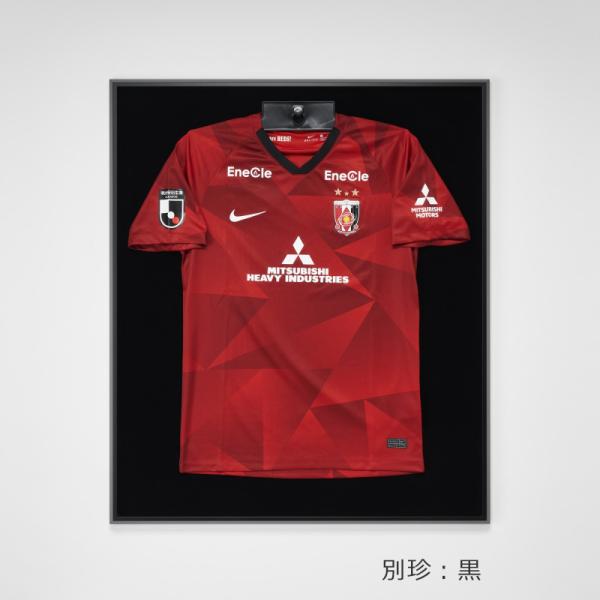 ※本商品は受注生産品です※縁を彩る落ち着いた黒がユニフォームの威厳を引き立たせます落ち着いた黒が、ユニフォームの威厳を引き立たせます。デザインしたのは建築出身のグラフィックデザイナーです。作品を演出しつつ、空間に溶け込むデザインが特徴です。...