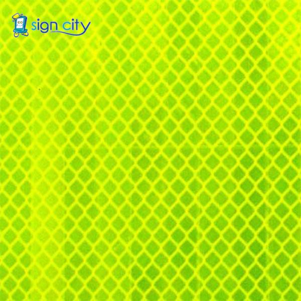 カプセルプリズム型高輝度反射シート PX8400シリーズは高い反射輝度と環境に配慮した全く新しいタイプの反射シートです。 主に工事用の各種看板に用いる反射シートです。