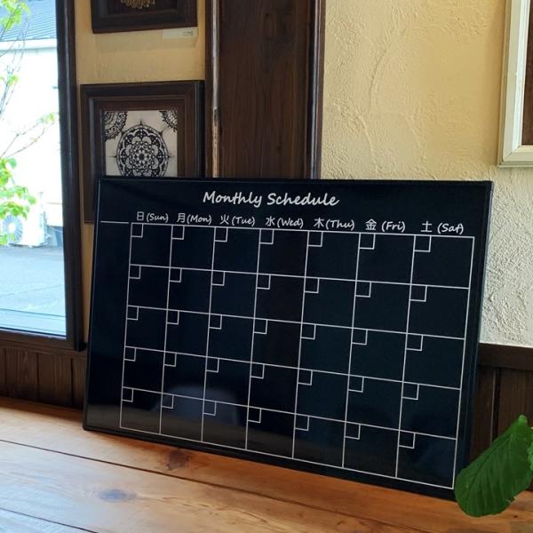 ありそうで無かったおしゃれなカレンダータイプのブラックボード月間予定表です。光沢のあっるつや有のボード面でマーカーやゲル・クレヨンタイプのチョーク等書け粉が飛びにくく飲食店のご使用でも気になりません。マーカーは基本的に水拭きになるため、水を...