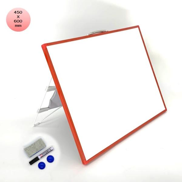 赤いアルミフレームの持ち運びできる赤いフレームのホワイトボードです。裏面に自立式のスタンド、マーカーや黒板消しなど収納できるポケット付。ホワイトボード用マーカーで書き消しがお手軽にできます。こちらの商品は送料無料（北海道・九州・沖縄・離島は...