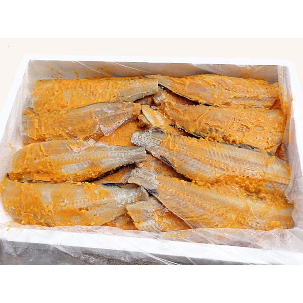 オホーツク海、ベーリング海を中心に生息するシマホッケは、マボッケよりも水深の深い海域を好むため、身の脂のりが良く、肉厚で柔らかいことが特徴です。センターカットしたしまほっけを塩麹と味噌で味付けし、業務用トレイに詰めたものをそのままお送りしま...