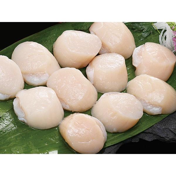 オホーツク海のホタテ漁は、稚貝(1年貝)を、船上から海に放流し、自然の力で育てる漁法で行われます。水揚げされたホタテ貝は、鮮度が落ちないよう、すぐに加工場へと運ばれ、むき身加工されます。滅菌海水で貝柱を洗い、トンネルフリーザーで約20分間、...