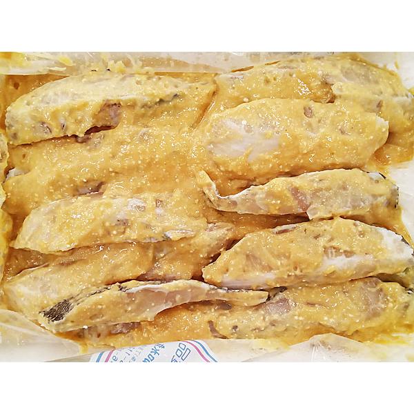ツボダイは、日本では、北海道から九州の深場に生息している魚で、本品は、国産のクサカリツボダイを切り身加工して味噌漬にしました。網焼きすると、身から脂が染み出してきて、焼き目は揚げたように香ばしくなります。身はやわらかく濃厚なうま味があります...