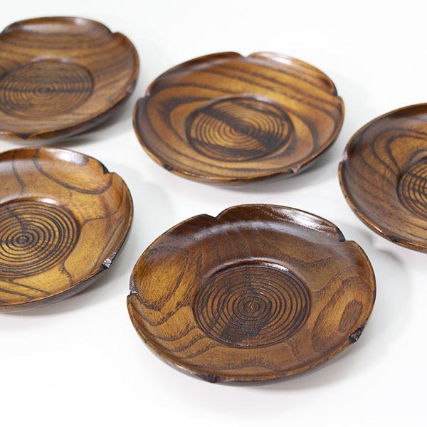 【商品名】茶托　梅型　5枚【素材】天然木・漆塗り【色】茶　【サイズ】直径11.5cm×高さ2cm梅型の形をした茶托です。中央は千筋彫りになっています。