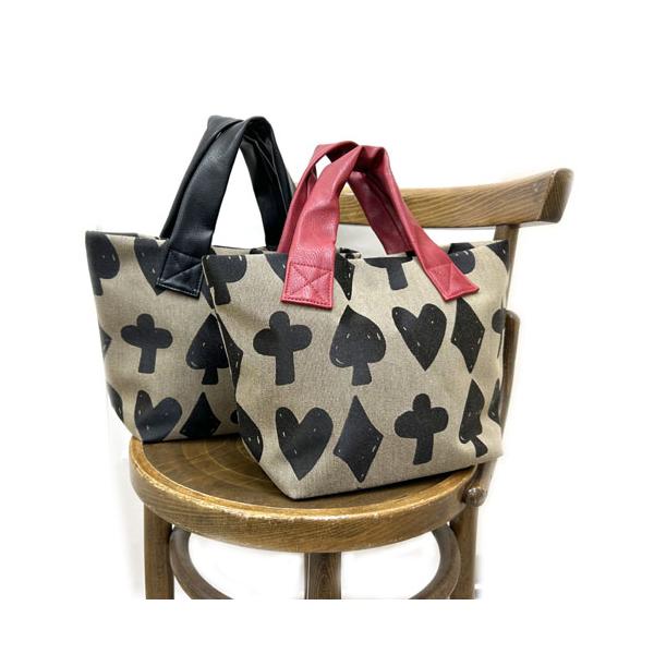 【サイズ】タテ約22cm×ヨコ約34cm×マチ約12cm(持ち手含まず)【素　材】本体　ポリエステル63%　綿37％　　　　　持ち手　合成皮革【仕　様】マグネット式開閉　内側オープンポケット×1　　　　中国製