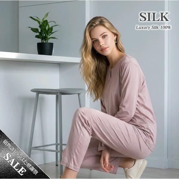 ■今流行中のくすみ色の素敵なシルクパジャマが入荷しました。ひとつボタンがアクセントシルク100％の優しい着心地を・・・ご好評のニットシルクパジャマの新作・シルク100％スムースでしなやかで着心地のいい透けにくいシルクを採用しています。しっと...