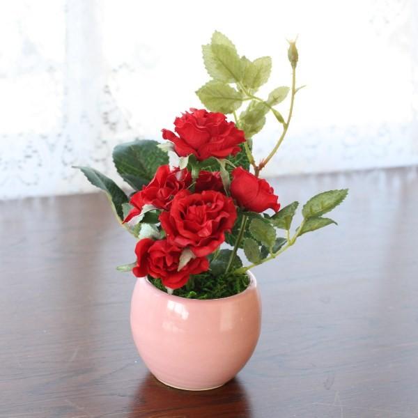 手軽にちょこっと飾れる、プチプラが嬉しい手のひらサイズのアレンジです。キッチンに、アメニティに、デスクに、出窓に、置く場所を選びませんサイズ：約高さ16×幅11×奥行11cm＊商品の仕様は変更になる場合がございます