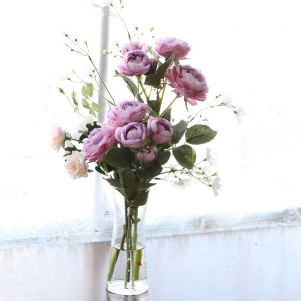 マジカルウォーターとは、水のように見える状態で透明に固まる特殊な化学液です。本物の水のような透明感があるので、水の中に花を生けたかのような見た目を楽しむことができます。倒れてもこぼれず、水の取替えも不要で美しさが続くため、シルクフラワーとの...