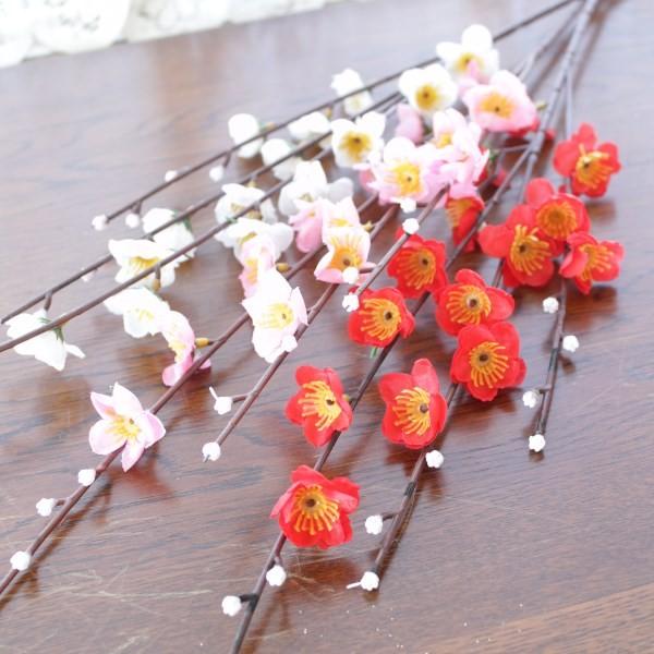 梅は春一番の花ですね。天神様と因縁が深いので受験祈願に飾っても良いかもしれません。花のサイズ3cm枝の長さ57cm＊商品の仕様は変更になる場合がございます