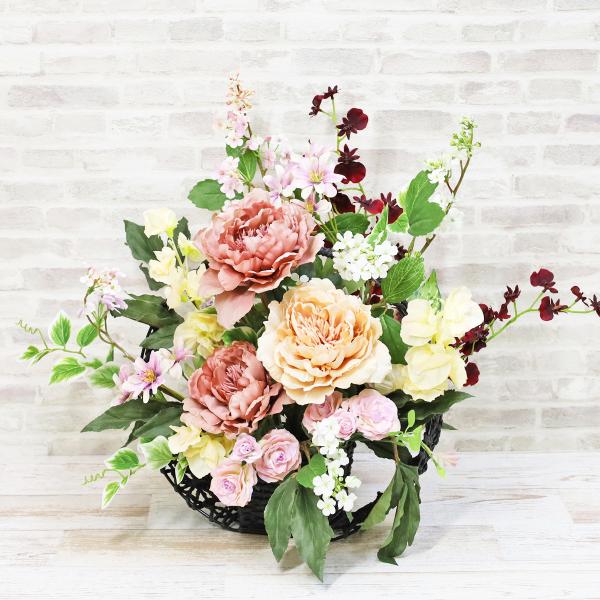 黒の満月カゴを使用した、シックで豪華なアレンジです。サイズ：約高さ45cm×幅51cm×奥行32cm＊商品の仕様は変更になる場合がございます＊受注制作のため数日お時間をいただく場合がございますシルクフラワーとは、シルクの様な光沢のある生地を...
