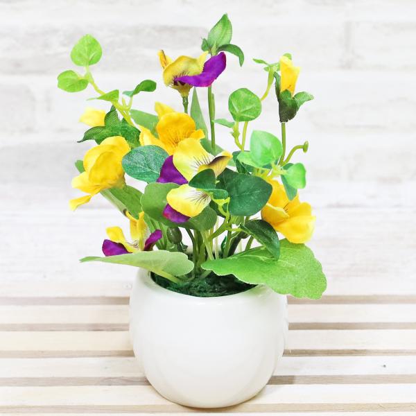 黄色と紫のシックなの色合いが素敵で、お手軽サイズのアレンジです。サイズ：約高さ16cm×幅16cm×奥行16cm＊商品の仕様は変更になる場合がございます＊受注制作のため数日お時間をいただく場合がございますシルクフラワーとは、シルクの様な光沢...