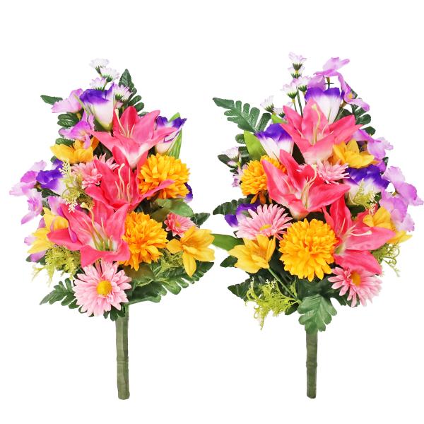 カラフルな色合いが楽しい仏花の花束です。 約全長43cm（水上32cm）（水下11cm）×幅23cm×奥行14cm＊花器は別売りとなります。＊商品の仕様は変更になる場合がございます＊受注制作のため数日お時間をいただく場合がございます