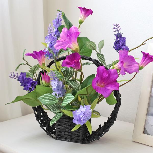 和風な満月かごに入った、あさがおやラベンダーの夏のアレンジです。サイズ：約高さ28cm×幅32cm×奥行20cm＊商品の仕様は変更になる場合がございます＊受注制作のため数日お時間をいただく場合がございますシルクフラワー(造花)のフラワーアレ...