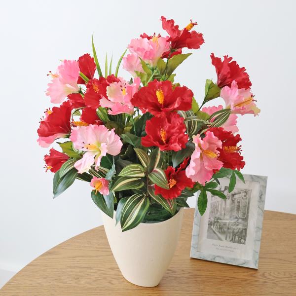 2色のハイビスカスと濃緑の葉の色合いが、お部屋を夏らしく彩るアレンジです。サイズ：約高さ52cm×幅50cm×奥行30cm＊商品の仕様は変更になる場合がございます＊受注制作のため数日お時間をいただく場合がございますシルクフラワー(造花)のフ...