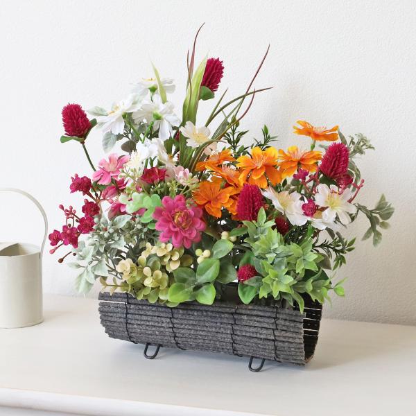 ころんと丸い形がかわいいセンニチコウとミニコスモスの横長アレンジです。プレゼントや、玄関に置いて、秋のディスプレイにも。サイズ：約高さ27cm×幅30cm×奥行17cm＊商品の仕様は変更になる場合がございます＊受注制作のため数日お時間をいた...