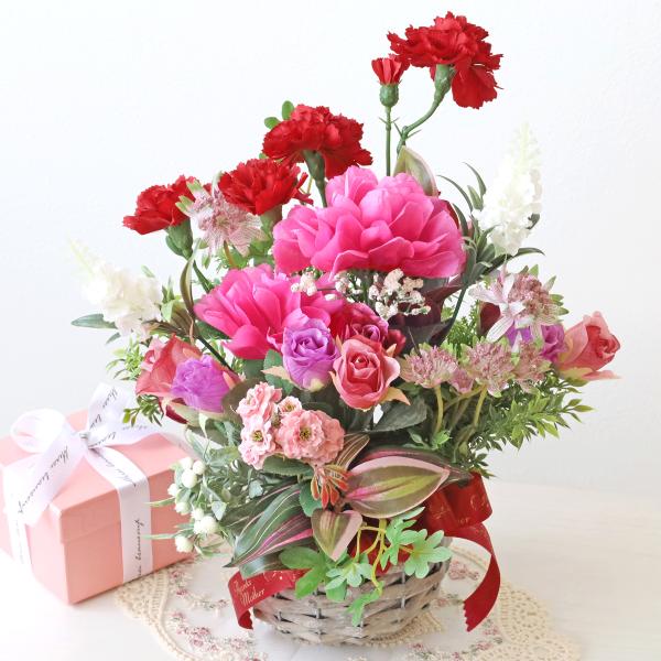 母の日に贈る、ピオニーやミニバラのバスケットアレンジメントです。ナチュラルな風合いのバスケットの器は、軽くて割れないので倒れても安心です。ピンクのピオニーに添えた様々な形のグリーンや小花で、見るたびに楽しい小さなガーデンのようにデザインしま...