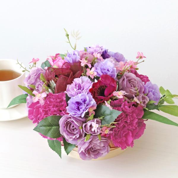 母の日に贈る、バラやアネモネのオールラウンドのアレンジメントです。360°どこから見ても楽しめるオールラウンドの形は、飾る場所を選ばずお楽しみいただけます。パープルとピンクのグラデーションが美しく、ギフトボックス型の器はプレゼントにぴったり...