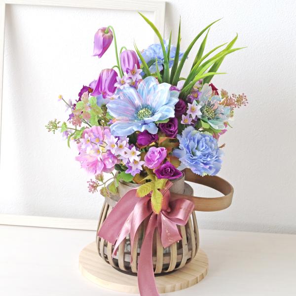 母の日に贈る、ブルーのカーネーションとダリアやミニバラの花束アレンジメントです。ガラスと木製のアンティーク風の花瓶付きで、そのまま飾っておしゃれに楽しめます。青いカーネーションの花言葉は、『永遠の幸福』。大切なお母さんへのプレゼントにぴった...