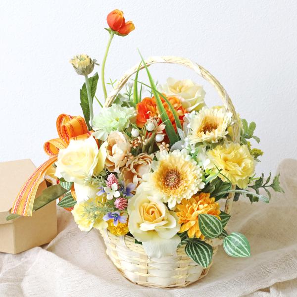 母の日に贈る、イエローのカーネーションやバラ、ラナンキュラスを使ったアレンジメントです。やさしい生成色のバスケットの器は、軽くて割れないので倒れても安心です。ビタミンカラーのアレンジメントは、いつまでも元気でいてね、の気持ちを贈るプレゼント...