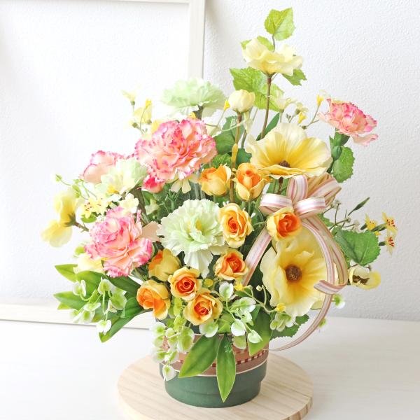 母の日に贈る、カーネーションとポピーのアレンジメントです。やさしいミントグリーン、ピーチカラーの2色のカーネーションとポピーでやわらかな色合いに。ビタミンカラーのアレンジメントは、いつまでも元気でいてね、の気持ちを贈るプレゼントにぴったりで...