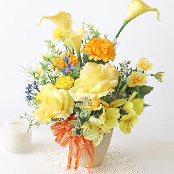 母の日に贈る、カラーやバラとアルストロメリアのアレンジメントです。贈り物として人気のあるカラーと、大ぶりで華やかなバラを元気なビタミンカラーでアレンジ。ビタミンカラーのアレンジメントは、いつまでも元気でいてね、の気持ちを贈るプレゼントにぴっ...