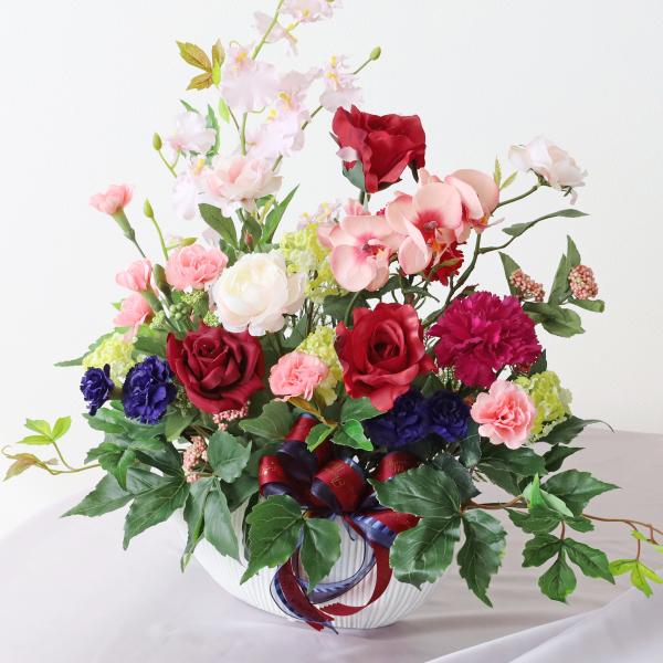 母の日に贈る、カーネーションとバラがシックな色合いの豪華なアレンジメントです。胡蝶蘭やオンシジュームが華やかに舞う、高級感のあるアレンジに仕上げました。ネイビーや青のカーネーションの花言葉は『永遠の幸福』。お母さんへ感謝の気持ちを伝えるプレ...