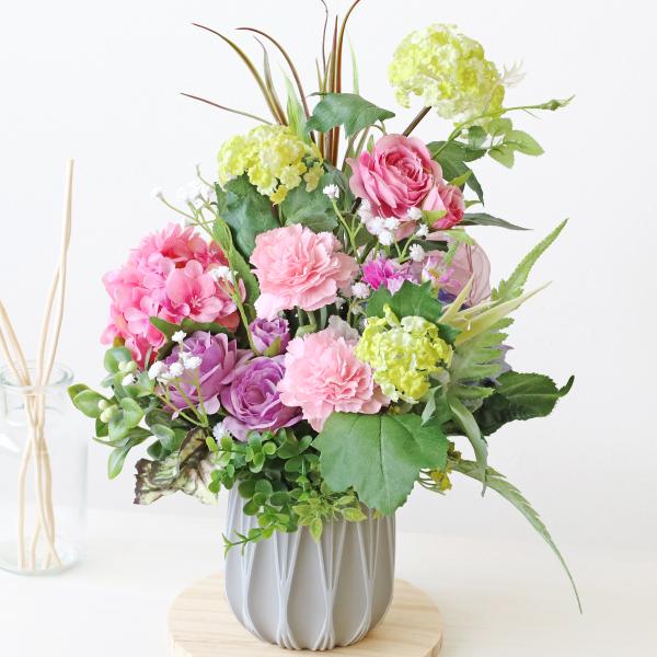 母の日に贈る、あじさいとスノーボールのアレンジメントです。ぽんぽんと色とりどりに咲いた丸いお花は、見ているだけで心が弾みます。パステル調のカラフルな色合いと、ふんわりとしたオーガンジーのリボンは特別なプレゼントにぴったりです。アレンジメント...