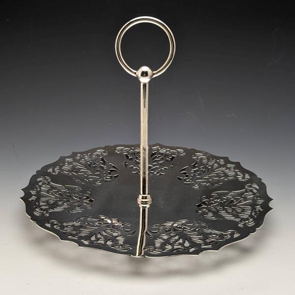 英国アンティークのシルバープレート製のケーキスタンドをご紹介します。ケーキスタンドは英国のアフタヌーンティーでケーキなどのデザートを乗せる台です。こちらは1922年頃、イギリス王室御用達の高級宝飾店「MAPPIN＆WEBB」の作品となります...