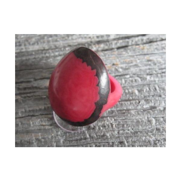 天然素材ヤシの種子から出来たハンドメイドリング発色の良い天然素材、染料も天然素材で全てが天然です。かなりのボリューム！年齢及び男女を問わずご利用いただけるリングです。 同ブランドのリングは1つと同じ物（デザイン以外）がありません。※4つ並ん...