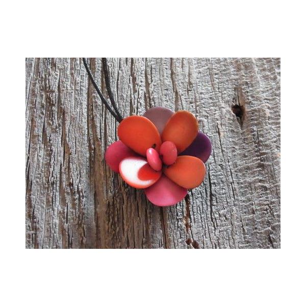 天然素材ヤシの種子から出来たハンドメイドネックレス発色の良い天然素材、染料も天然素材で全てが天然です。オレンジ、ピンク、赤、紫等色鮮やかな花弁を着けた椿の様な花を表現しています。着けた瞬間パッと華やかになる様な鮮やかさです コットンコードを...