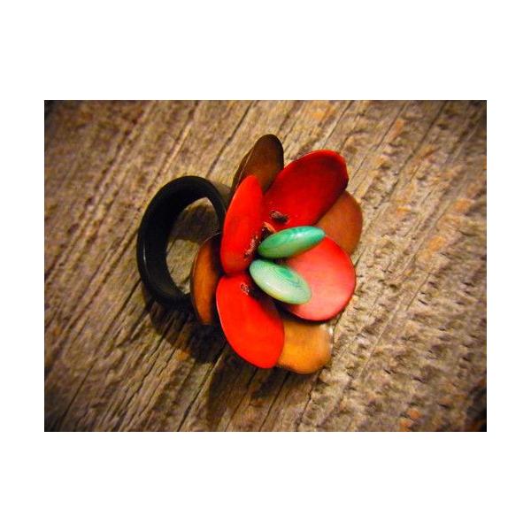 天然素材ヤシの種子から出来たハンドメイドリング発色の良い天然素材、染料も天然素材で全てが天然です。オレンジ、ピンク、赤、紫等色鮮やかな花弁を着けた椿の様な花を表現しています。着けた瞬間パッと華やかになる様な鮮やかさです商品詳細 素材・・・・...