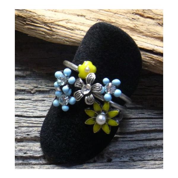 フランスのBijoux（ビジュー）界で定評のあるEric et Lydieのハンドメイドアクセサリー水色と黄色の花がデザインされた、３連リングですお花畑のようですね！組み合わせを変えたり、角度を変えたり、単品で使ってみたり・・・マルチに楽し...