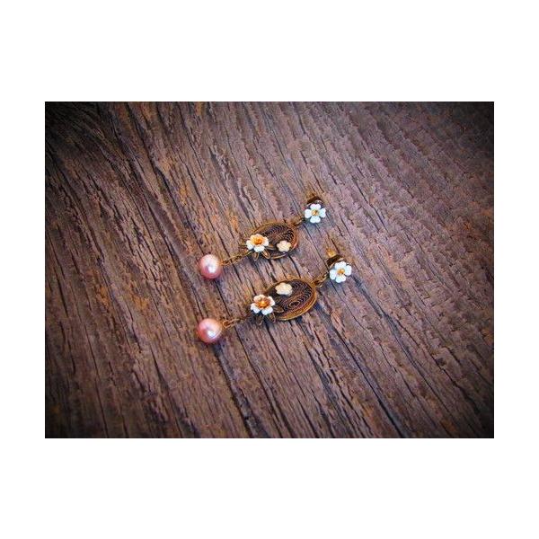 フランスのBijoux（ビジュー）界で定評のあるEric et Lydie(エリックエリディ)のハンドメイドアクセサリーです。  耳元には重なった白い花、水の流れの様なオーバルプレートにも小さな花と淡水パールの組み合わせされています。揺れる...