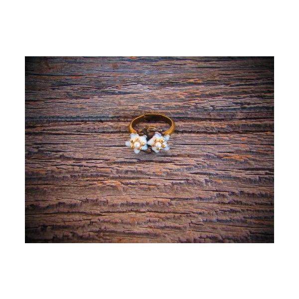 フランスのBijoux（ビジュー）界で定評のあるEric et Lydie(エリックエリディ)のハンドメイドリングです。  全てがハンドメイドで、華やかさの中にも清楚さや可憐さを感じさせるデザインです。 可憐な白い花。手作り感がしっかり伝わ...