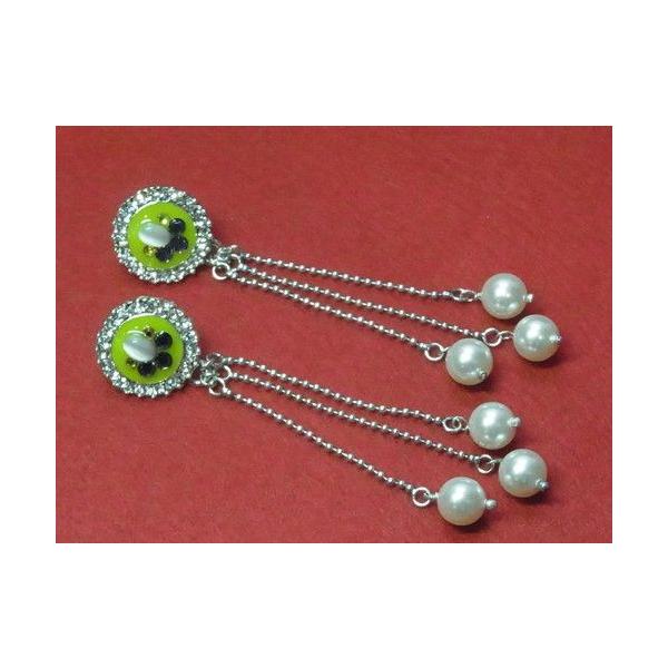 フランス人デザイナー　ベルナール、エレーヌ、そしてフィリップの3人が作りあげるTARATATAの世界。 何とも愛くるしくカラフルな色使いと遊び心一杯のデザインで個性的なBIJOUX。 「Marquiseシリーズ」パールが揺れるポストピアス ...