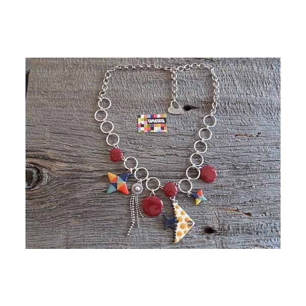 フランス人デザイナー　ベルナール、エレーヌ、そしてフィリップの3人が作りあげるTARATATAの世界。 何とも愛くるしくカラフルな色使いと遊び心一杯のデザインで個性的なBIJOUX。 「Bermudesシリーズ」ネックレス ブランドのポーチ...