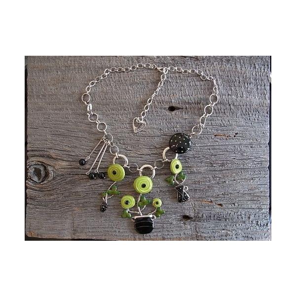 フランス人デザイナー　ベルナール、エレーヌ、そしてフィリップの3人が作りあげるTARATATAの世界。 何とも愛くるしくカラフルな色使いと遊び心一杯のデザインで個性的なBIJOUX。 「Eglantineシリーズ」ネックレス ブランドのポー...