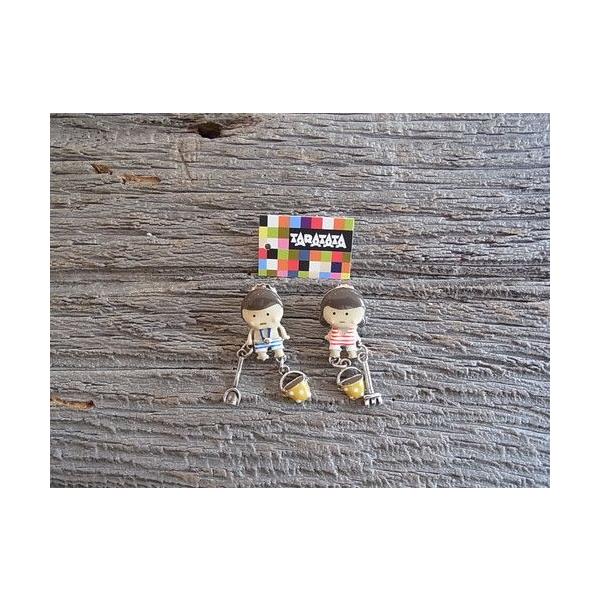 フランス人デザイナー　ベルナール、エレーヌ、そしてフィリップの3人が作りあげるTARATATAの世界。 何とも愛くるしくカラフルな色使いと遊び心一杯のデザインで個性的なBIJOUX。 「La baignadeシリーズ」ピアス 商品詳細 サイ...