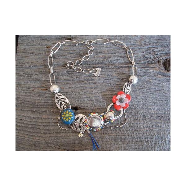 フランス人デザイナー　ベルナール、エレーヌ、そしてフィリップの3人が作りあげるTARATATAの世界。 「Trinidadシリーズ」カメと大輪の赤い花が付いているネックレス。 アジャスターが長めなので襟元、胸元どちらでも使用出来ます  ハン...