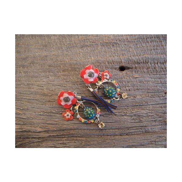 フランス人デザイナー　ベルナール、エレーヌ、そしてフィリップの3人が作りあげるTARATATAの世界。 何とも愛くるしくカラフルな色使いと遊び心一杯のデザインで個性的なBIJOUX。 「Trinidadシリーズ」カメと赤い花達が付いているポ...