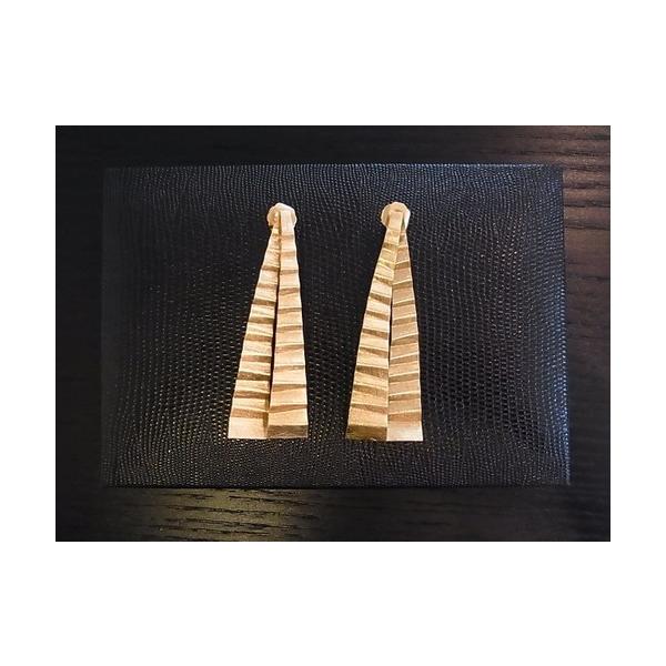 VITTI FERRIA CONTIN（イタリア）メタルピアス イタリア、ミラノから初上陸の大振りメタルピアス！しっかりとした美しい手作り。トライアングル形ですが、ウェーブで柔らかさが表現されています。 大降りのピアスをお探しの方にお薦めで...