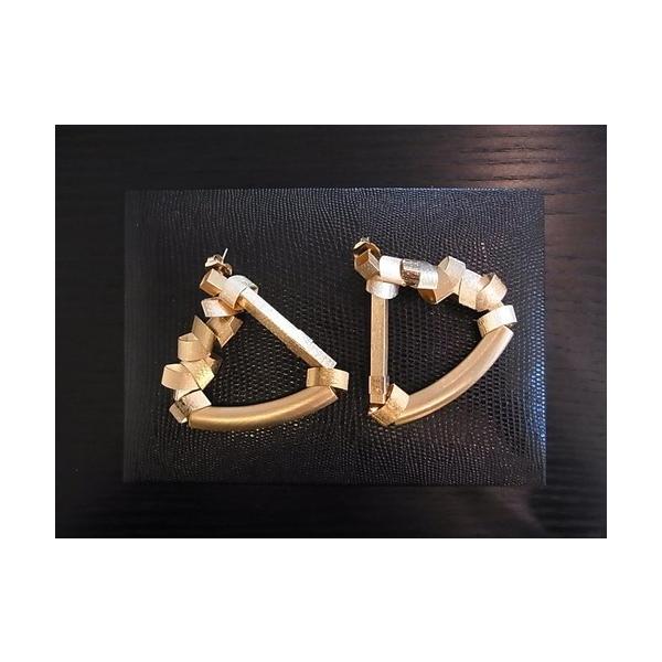 VITTI FERRIA CONTIN（イタリア）の大振りトライアングルメタルピアス イタリア、ミラノから初上陸の大振りトライアングルメタルピアス！しっかりとした美しい手作り。三辺のデザインが全て異なります。 大振りピアスをお探しの方にお薦...