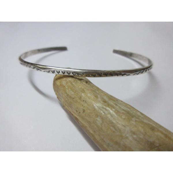 ★Sizeメンズ S      シルバーだけの外周１４．５ｃｍ前後 重さ３，８ｇ前後                     （手首回り１７ｃｍの方でフィットします）幅２、５mmくらいペアでも承ります★Goods  アメリカで買い付けました...