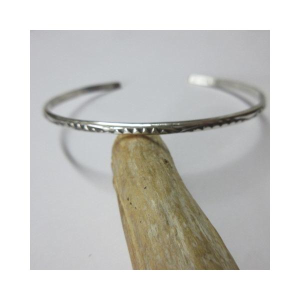 ★Sizeレディース M  シルバーだけの外周１４ｃｍ前後 重さ３，６ｇ前後幅２、５mmくらいペアでも承ります★Goods  アメリカ インディアン ナバホ族 新品 シルバーバングル 1本です製作者 　Elain Tahe刻印   ster...