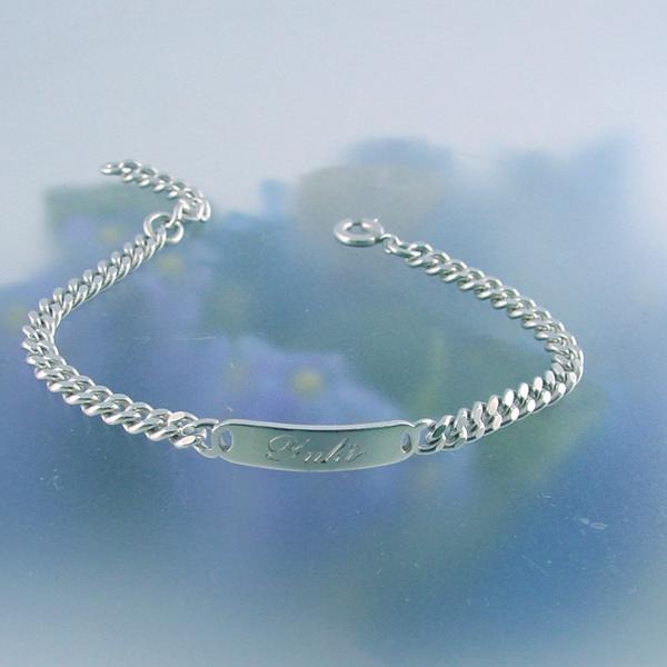 角型 ベビー（キッズ）ブレスレット銀製。ご出産祝いのギフトとして彫りを施して購入されたりご自分のお子様用に買い求めるお客様が多い商品です。誕生日のギフトにもオススメです。（詳細はページ下部をご覧くださいませ。）