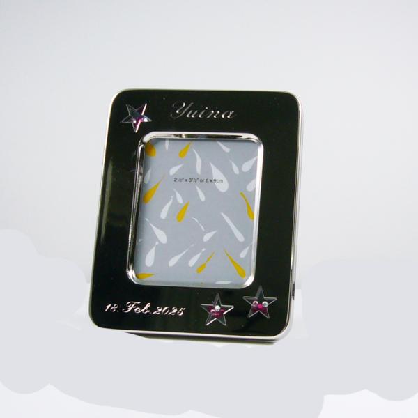 バースレコードフレーム（写真立て）です。真鍮に銀メッキ。中国製。銀仕上げですが変色防止加工済み。こんなにかわいいのにお値段も手ごろで、彫り代金も込みなので、ベビーギフトやご自宅用に作られる方もいらっしゃいます。（詳細はページ下部をご覧くださ...