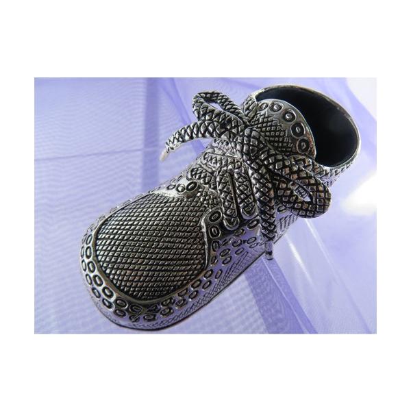 ベビーシューズ（片足）です。ベビーギフトやご自宅用に作られる方もいらっしゃいます。・真鍮に銀メッキ(中国製)・内側はベルベット素材・サイズ　縦95mm×横45mm×高さ50mm・化粧箱入り・彫り代込み