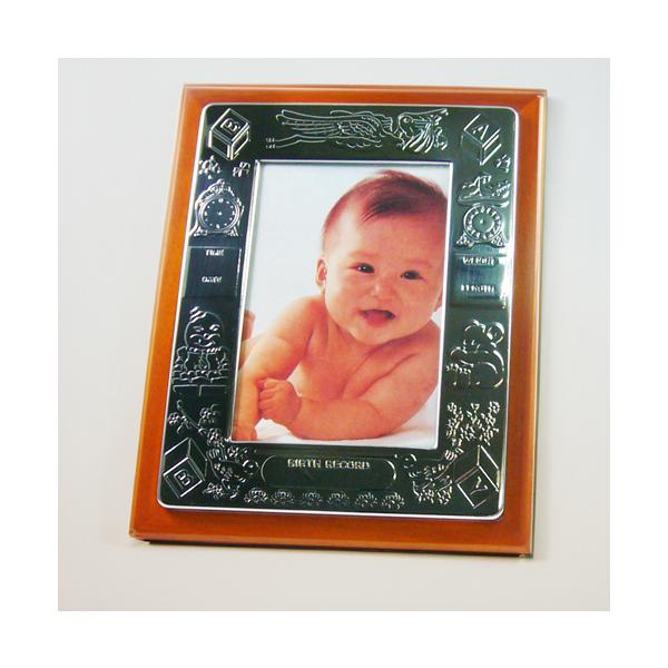 バースレコードフレーム（写真立て）です。銀メッキ。銀仕上げですが変色防止加工済み。こんなにかわいいのにお値段も手ごろで、彫り代金も込みなので、ベビーギフトやご自宅用に作られる方もいらっしゃいます。（詳細はページ下部をご覧くださいませ）