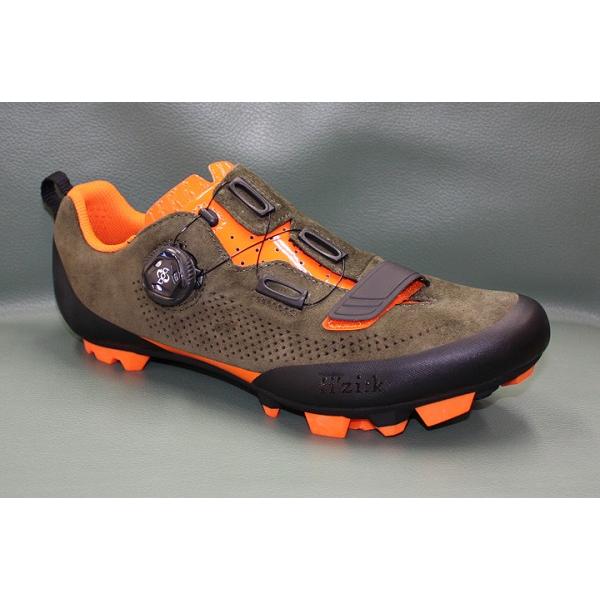 【発売日：2023年12月23日】fi’zi:k（フィジーク）X5 TERRA スエード BOA丈夫で軽く、その快適さで多用途に使用できるMTBシューズ。あらゆる足型に適応するフィット感、オフロードで顕著なグリップ力を備え、すべての地形でパ...